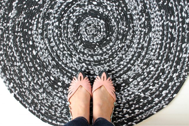 How to Make a Rope Rug With Fabric Scraps | The Renegade Seamstress