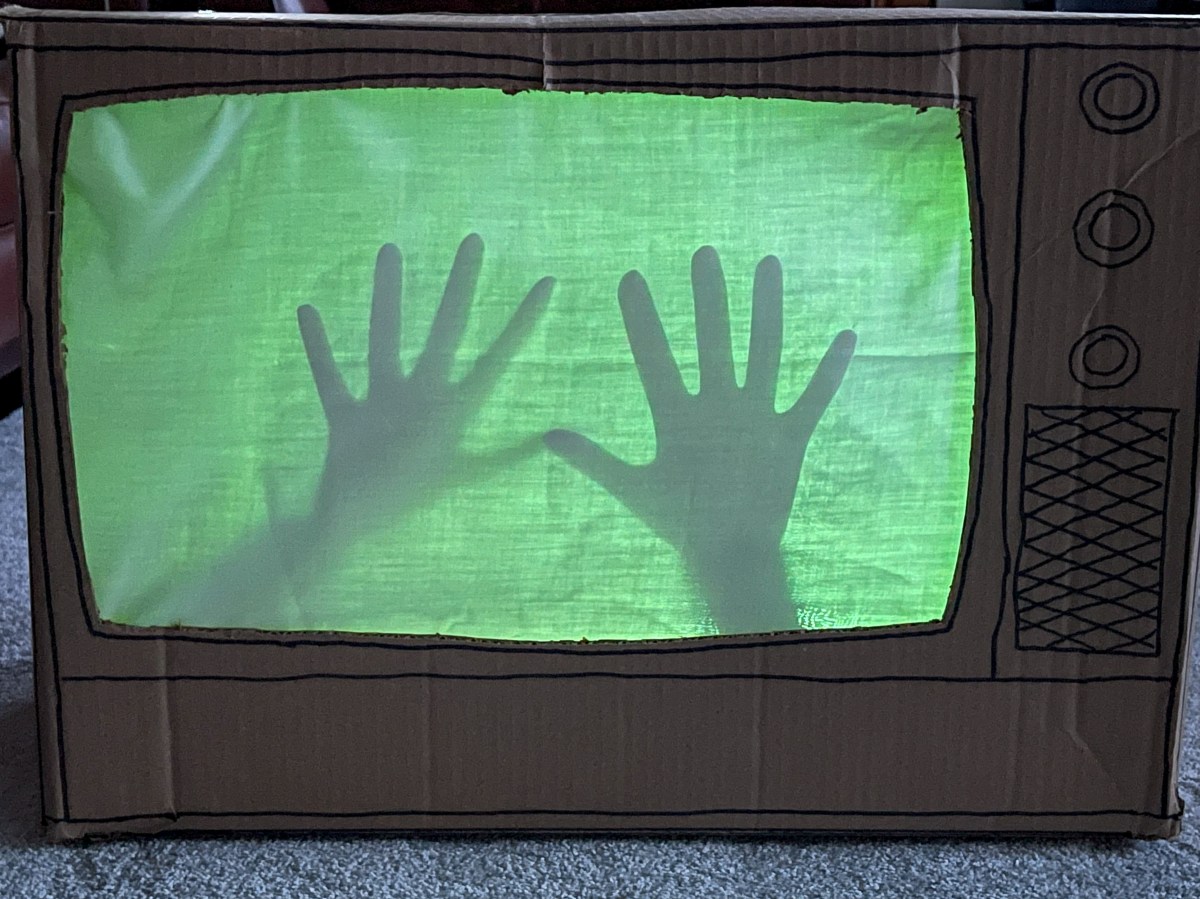 DIY ‘Poltergeist’ Haunted TV Halloween Decoration | The Renegade Seamstress